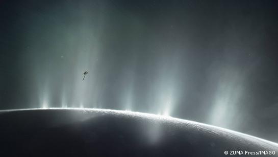 Luna de Saturno Encélado expulsa penacho a 10.000 kilómetros