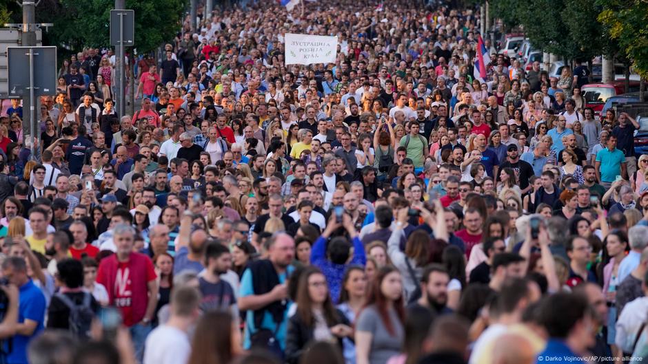 Sërish protesta masive kundër qeverisë në Serbi – DW – 10/06/2023 Sërish protesta masive kundër qeverisë në Serbi – DW – 10/06/2023