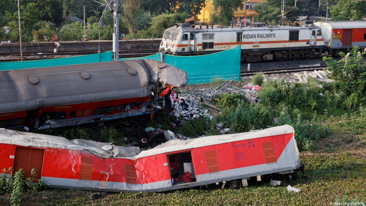 India: Trains resume at crash site as investigation begins – DW – 06/05 ...