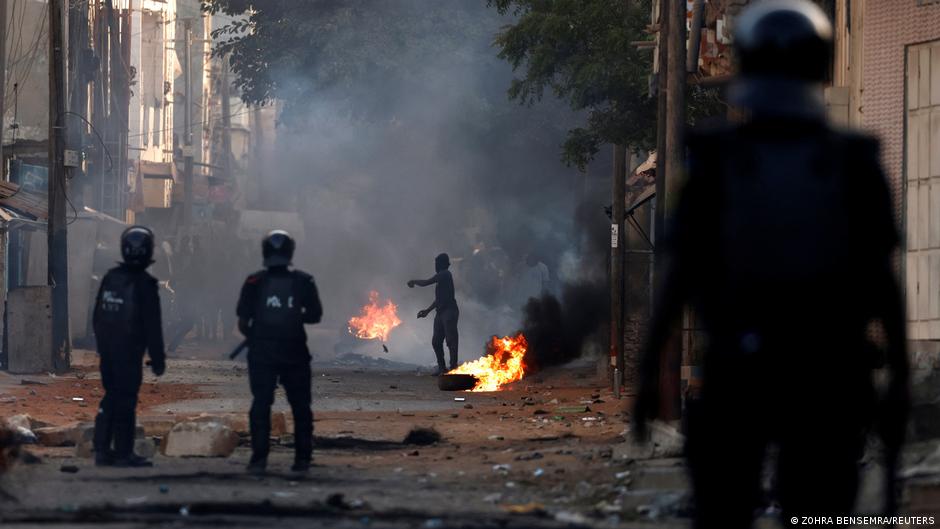Les explications à Dakar de Robert Adé – DW – 12/06/2023