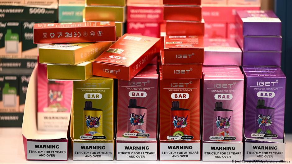 Australia cracks down on single-use vaping devices – DW – 11/28/2023