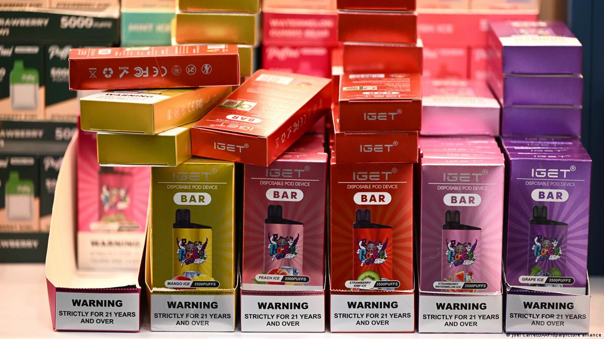 Australia cracks down on single-use vaping devices – DW – 11/28/2023