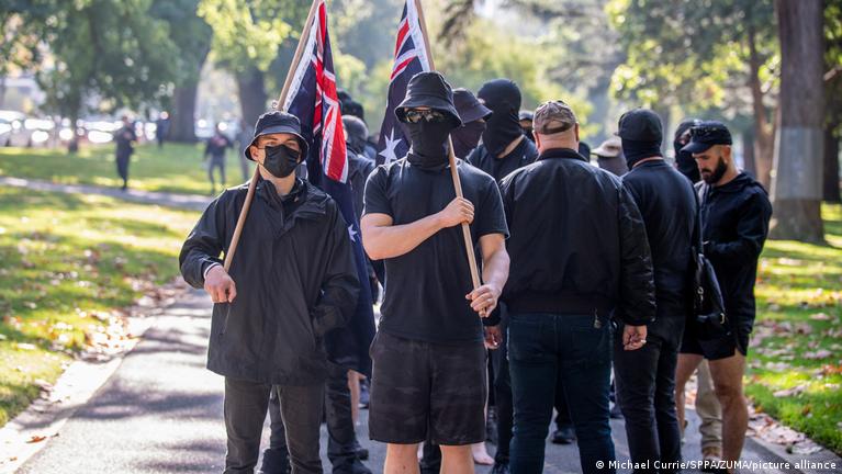 Australia plans ban on Nazi-era swastika, SS symbol – DW – 06/08/2023