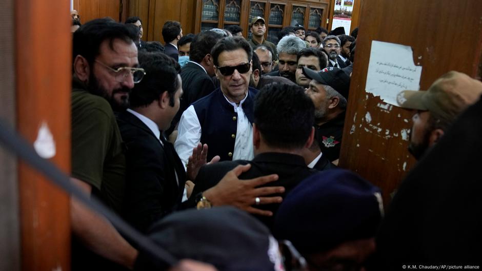 Pakistan: Ex-PM Imran Khan secures bail in murder case – DW – 06/08/2023 Pakistan: Ex-PM Imran Khan secures bail in murder case – DW – 06/08/2023