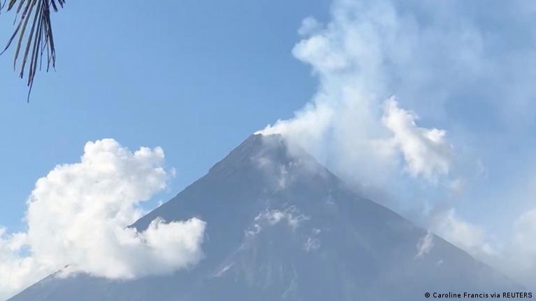 Philippines: Thousands evacuated around Mayon Volcano – DW – 06/09/2023