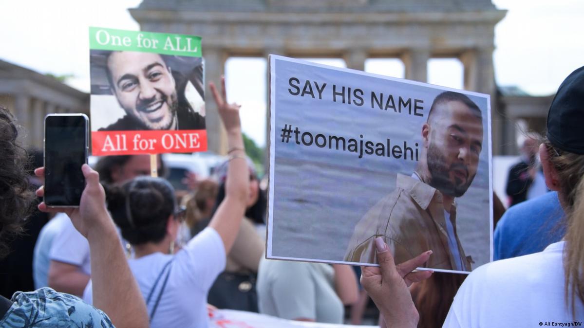 Iran: Patenschaft rettet Rapper Toomaj Salehi vor dem Galgen – DW – 13. ...