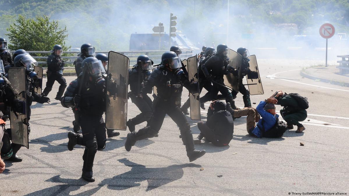 France: Protest against Alpine rail project turns violent – DW – 06/18/2023