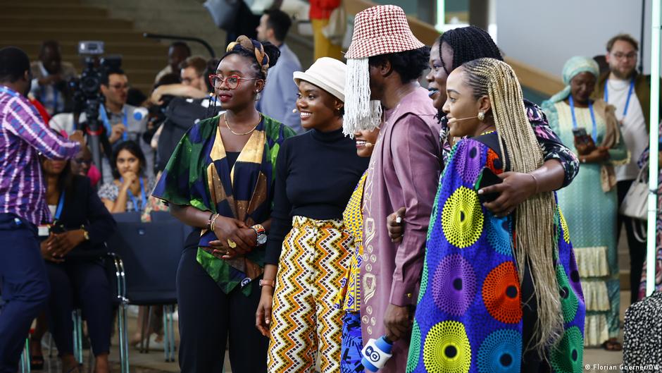 Press under pressure: When journalism morphs into activism – DW – 06/21 ...