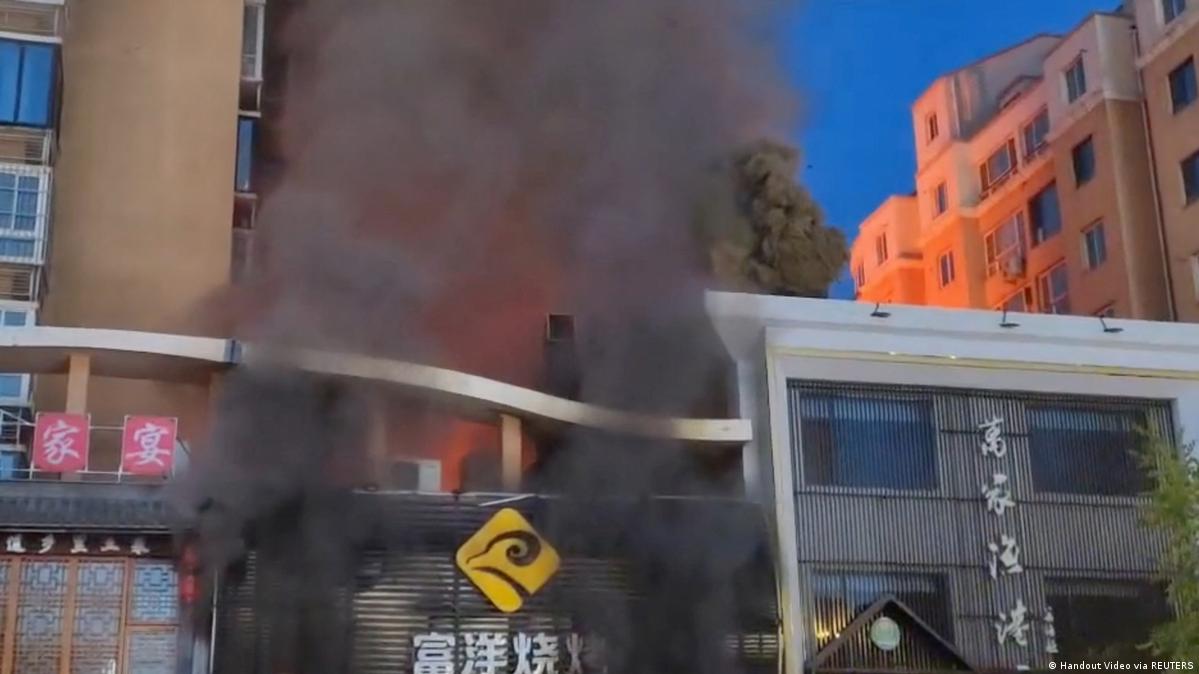 China: Gas explosion kills over 30 people at restaurant – DW – 06/22/2023