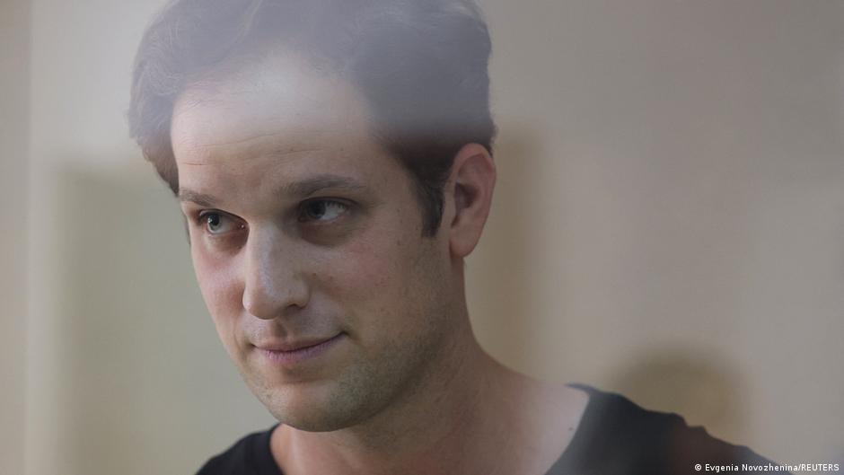 Evan Gershkovich: US reporter to stay in detention in Russia – DW – 06 ...