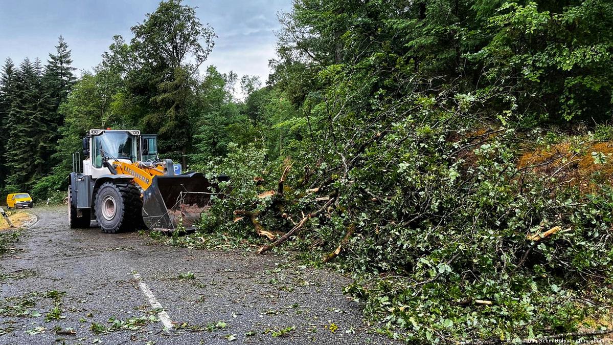 Germany hit by hail, flooding as severe storms sweep nation – DW – 06 ...