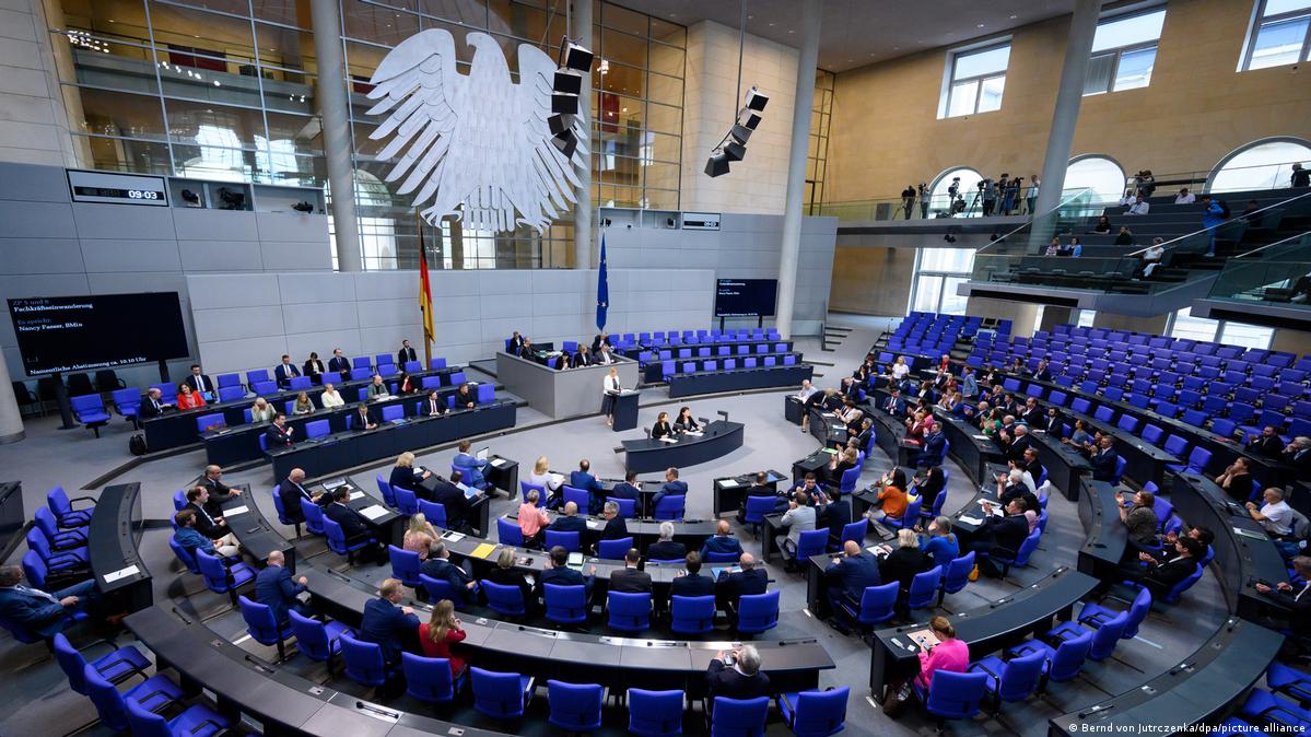 German parliament reforms skilled work immigration law – DW – 06/23/2023