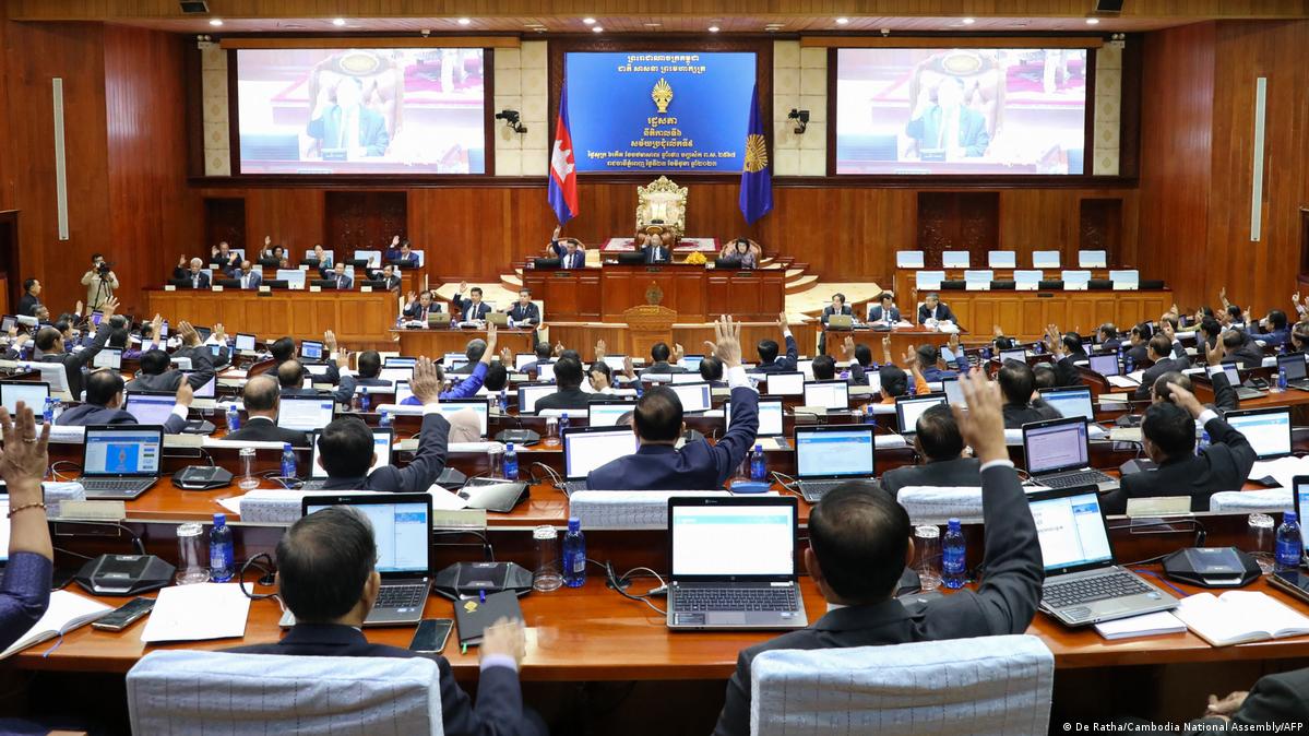 Cambodia lawmakers who boycott election face ban from office – DW – 06 ...