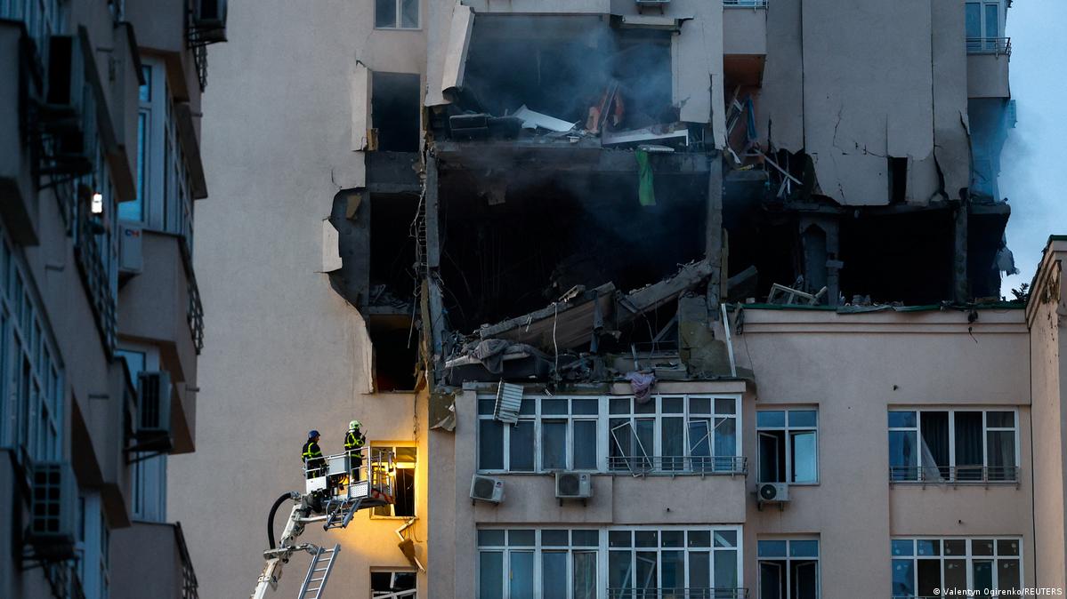 Уламки ракети влучили в багатоповерхівку в Києві є загиблі Dw 24 06 2023
