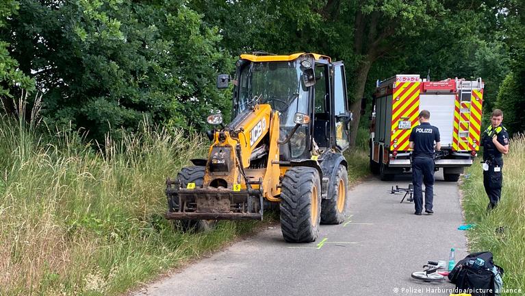Germany: Excavator accident leaves 2 dead, several injured – DW – 06/25 ...