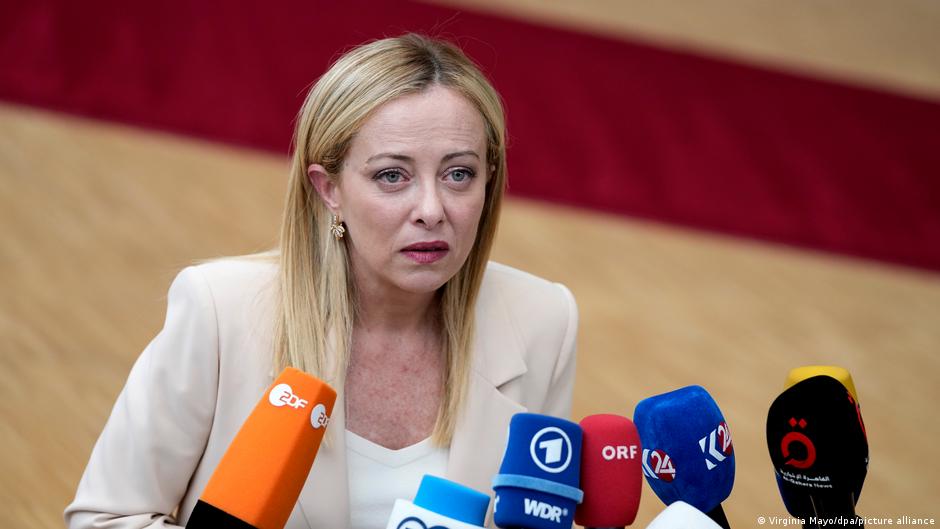 Italianos contestam premiê Meloni por corte de renda cidadã – DW – 04 ...