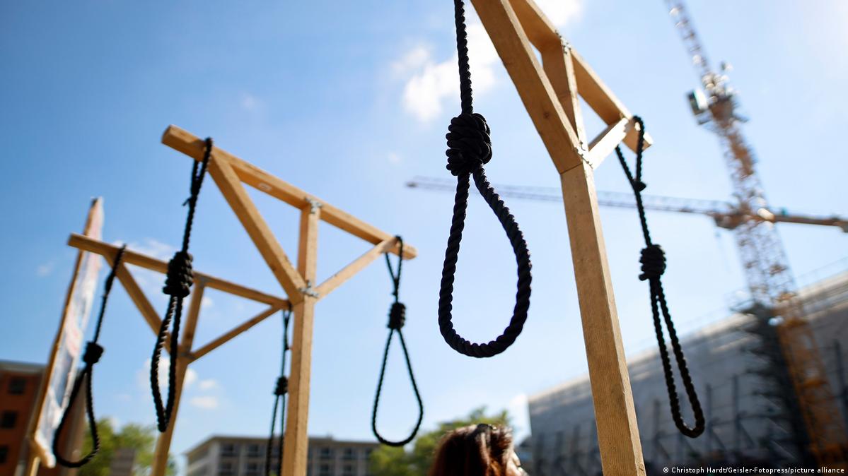 هشدار درباره تکرار اعدام‌های گروهی در سایه جمهوری اسلامی – DW – ۱۴۰۴/۷/۱۵
