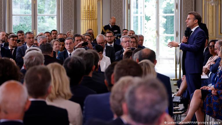 France riots: Macron promises mayors 'fundamental answers' – DW – 07/04 ...