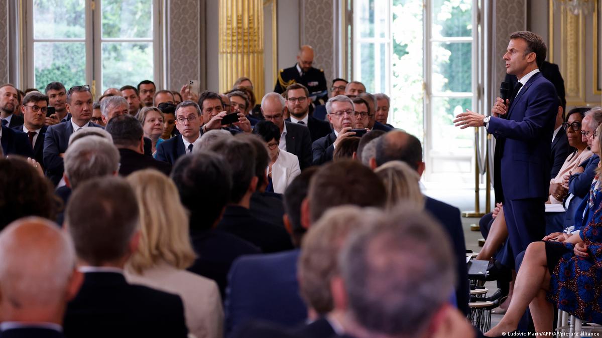 France riots: Macron promises mayors 'fundamental answers' – DW – 07/04 ...