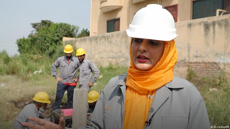 Pakistan: Female aerospace engineer tackles global warming – DW – 07/05 ...