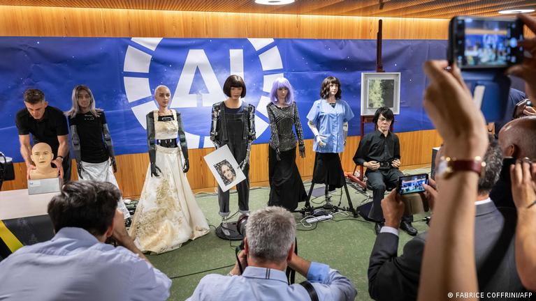 Robots reassure humans at first AI press conference – DW – 07/07/2023