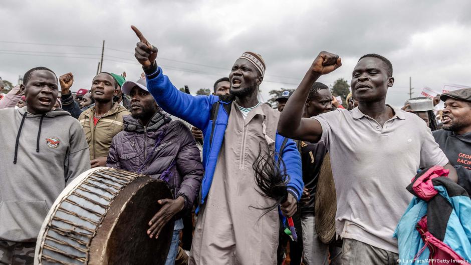Kenyan protesters take to the street as police fire tear gas – DW – 07 ...