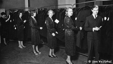 How the Nazis destroyed Berlin's thriving fashion industry – DW – 07/10 ...