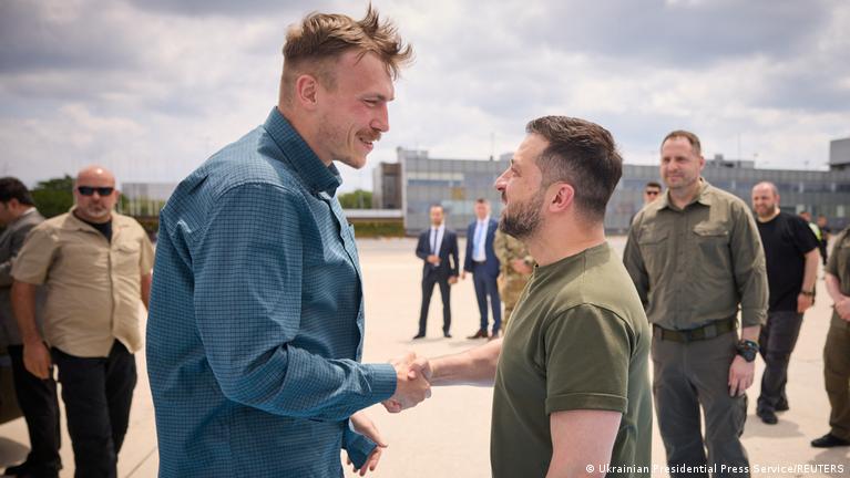 Ukraine: Mariupol commanders return home with Zelenskyy – DW – 07/08/2023