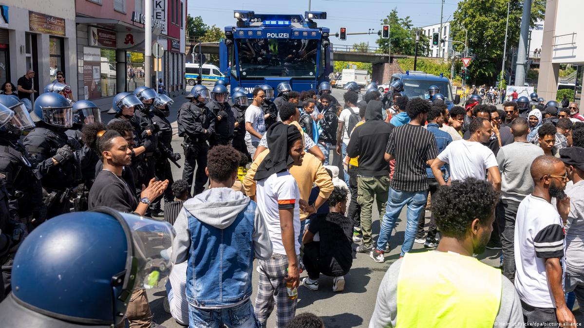 Germany: 26 officers injured at Eritrean festival — police – DW – 07/08 ...