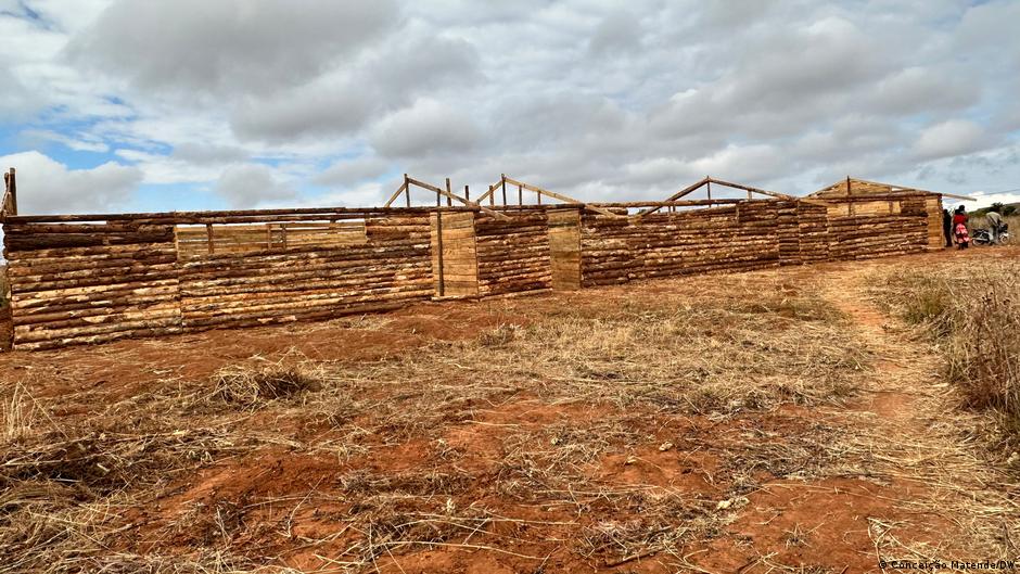 Pais de Lichinga constroem escolas para encurtar distâncias – DW – 12 ...