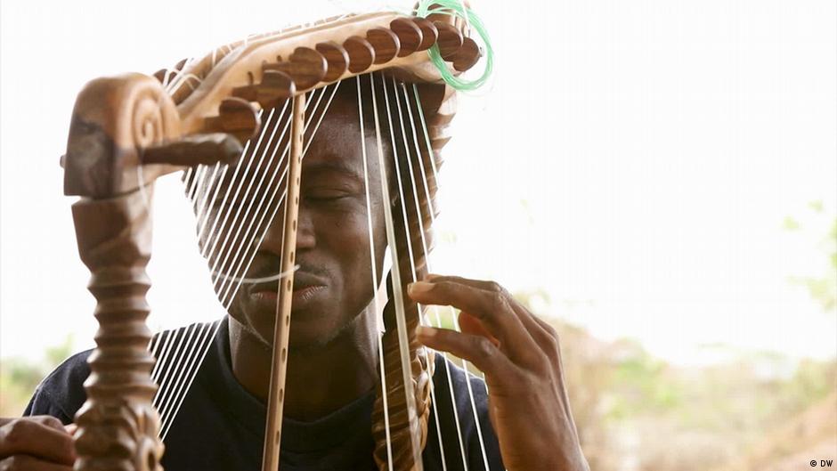 Modernizing traditional Ghanaian stringed instruments – DW – 07/19/2023