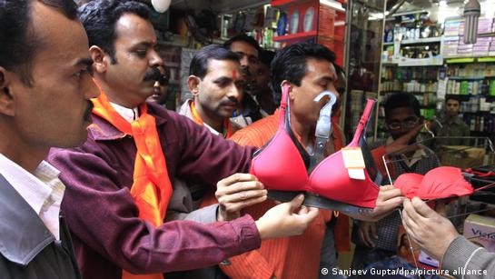 How India's obscenity laws control women's bodies – DW – 07/13/2023