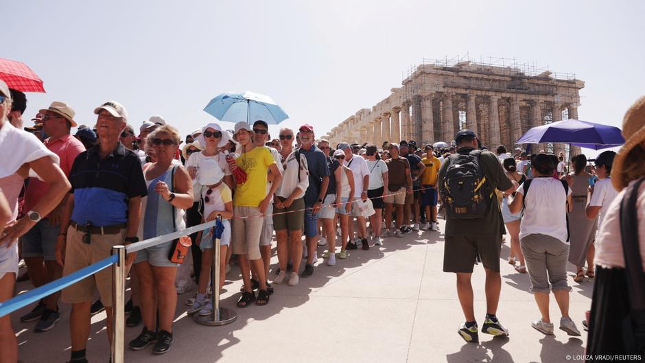 Greece's Acropolis closed as tourists suffer extreme heat – DW – 07/14/2023