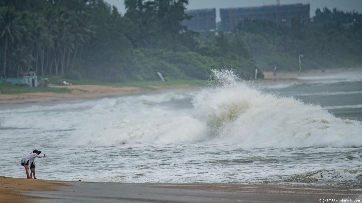 China en alerta roja en varias regiones por tifón Doksuri