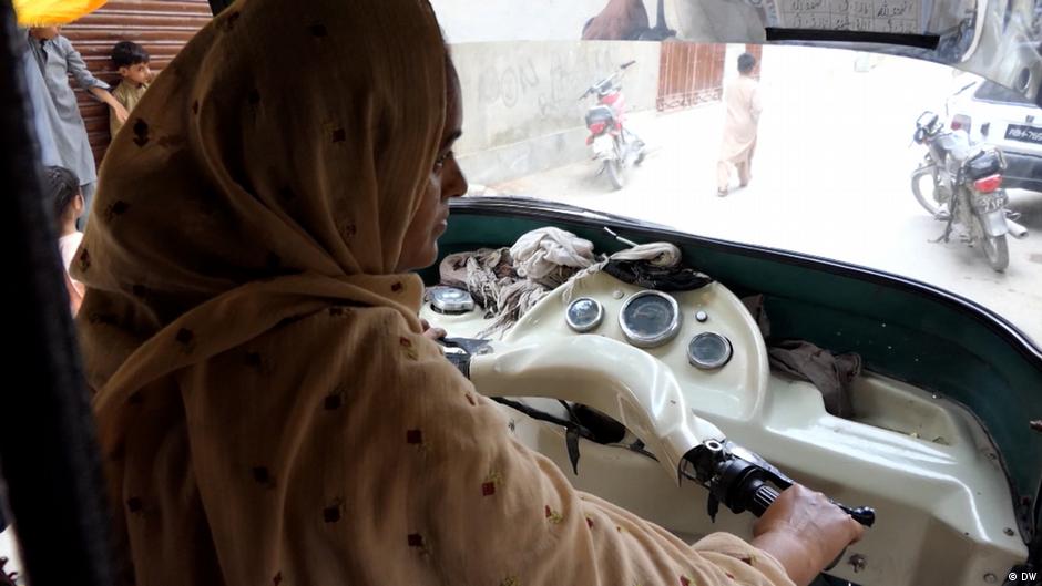 Pakistan: Balochistan's first female rickshaw driver – DW – 07/17/2023