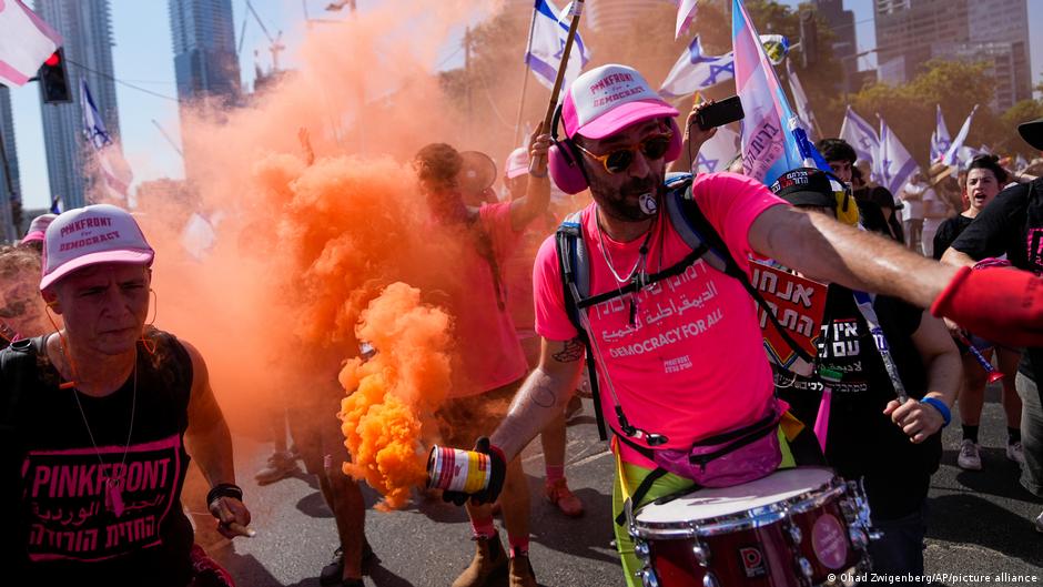 Israel: Thousands rally in 'day of disruption' – DW – 07/18/2023