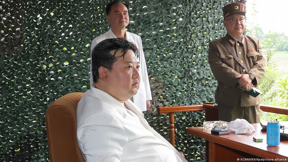 Kim supervisó "maniobra de lanzamiento" de misil Hwasong-18 – DW – 19/12/2023