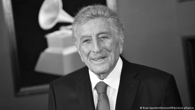 Tony Bennett: US singer dies at 96