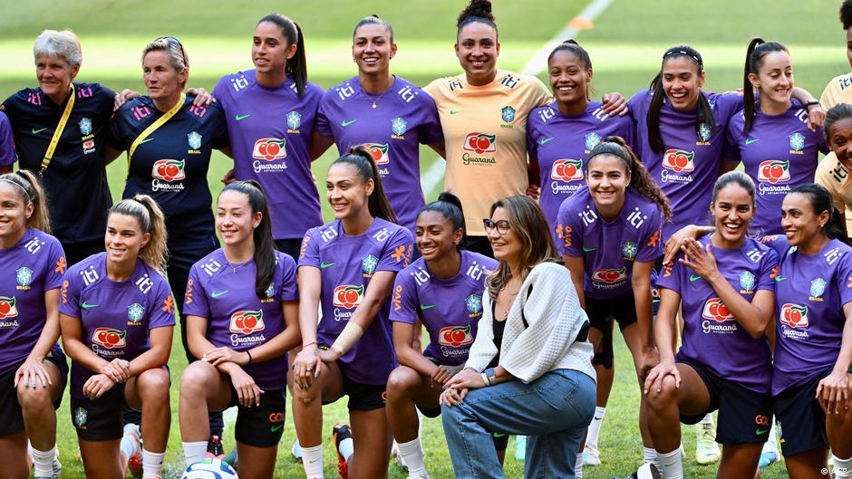 Quando era proibido mulher jogar futebol no Brasil – DW – 24/07/2023