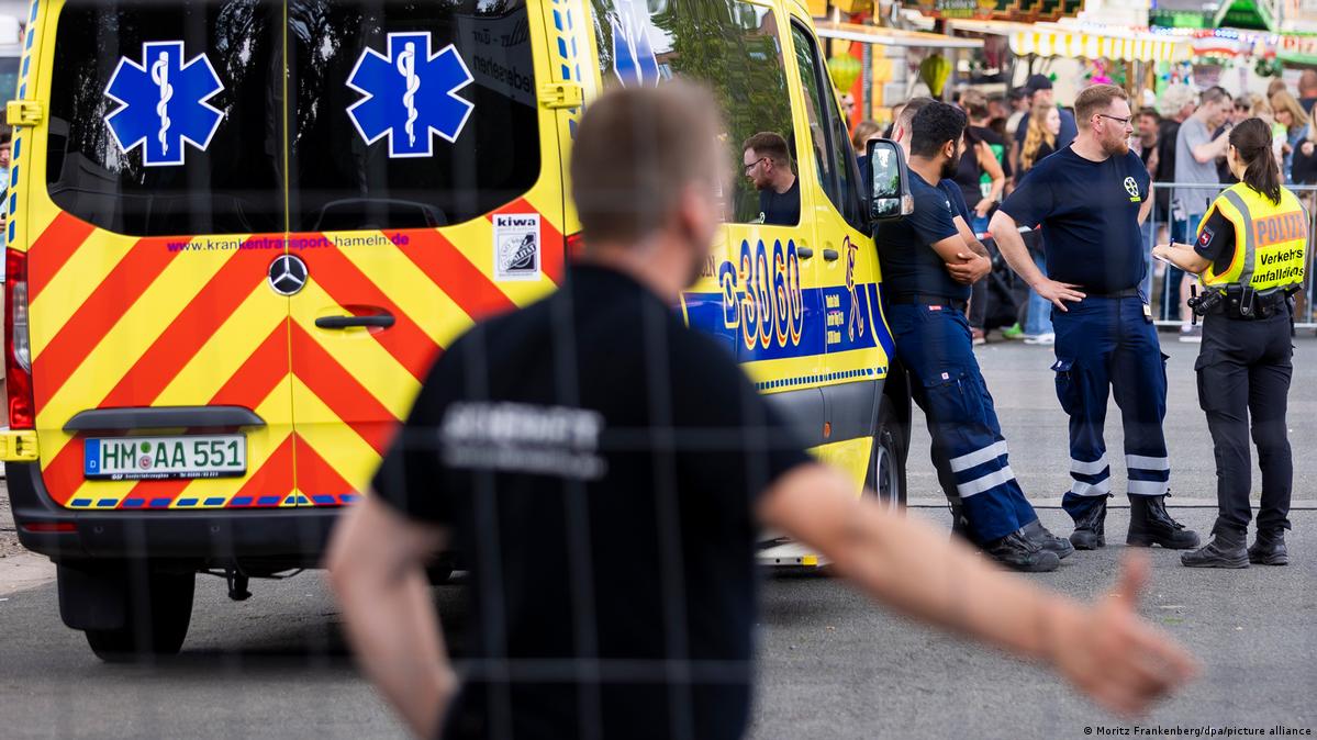 Germany: 5 hurt as car hits visitors at Hannover auto show – DW – 07/22 ...