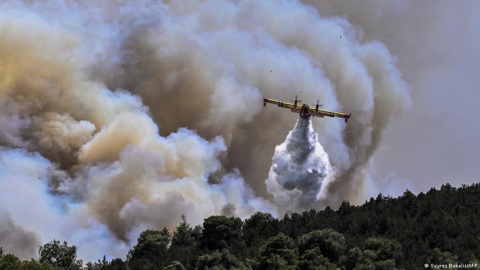 Firefighting plane crashes in Greece – DW – 07/26/2023