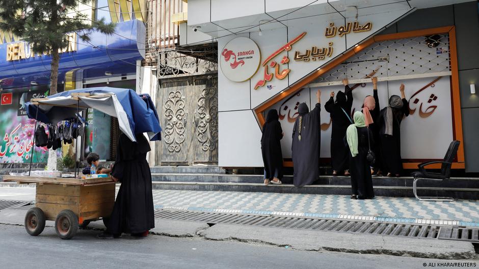 Saluni, maduka ya urembo yafungwa leo Afghanistan – DW – 25.07.2023