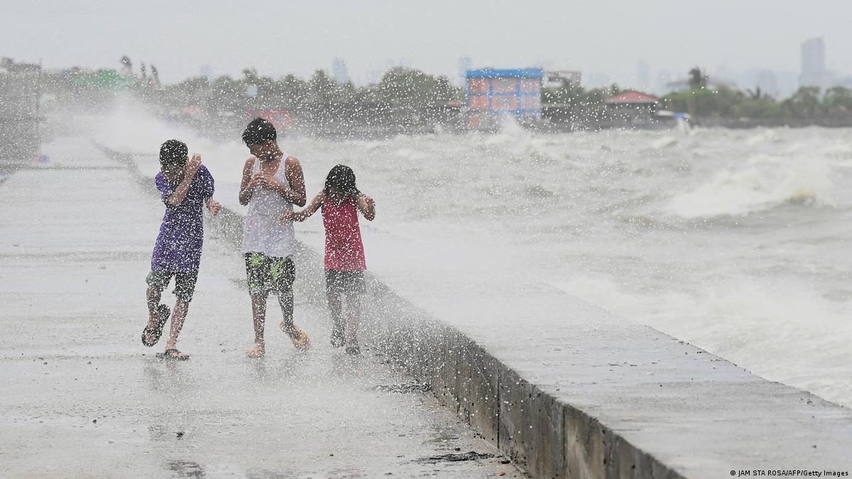 Typhoon Doksuri: 6 dead, thousands evacuated in Philippines