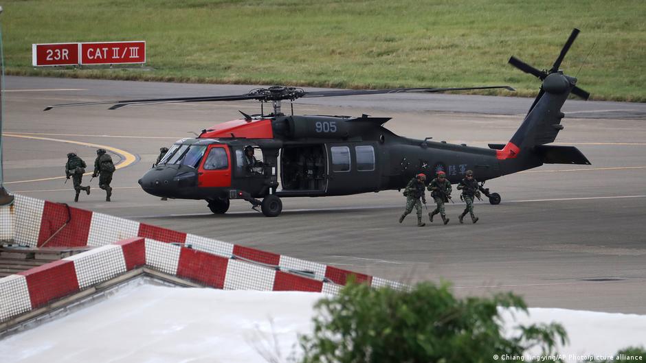 Taiwan defends main airport against simulated Chinese attack – DW – 07 ...