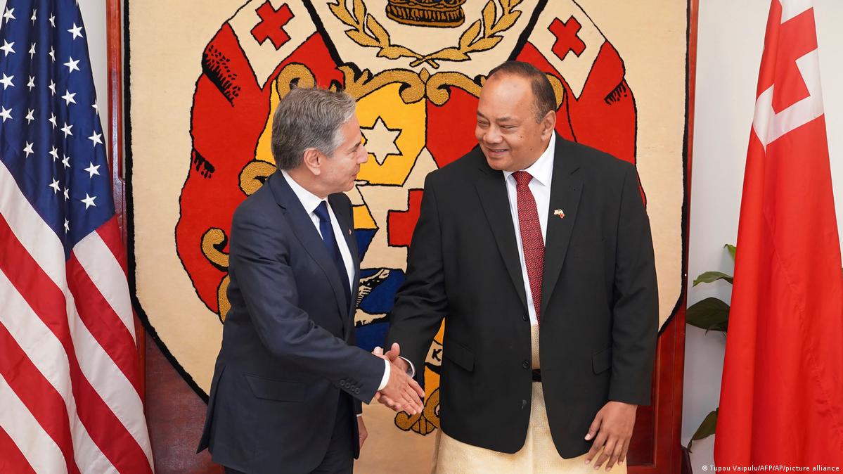 US top diplomat Blinken visits Tonga, raises alarm on China – DW – 07 ...