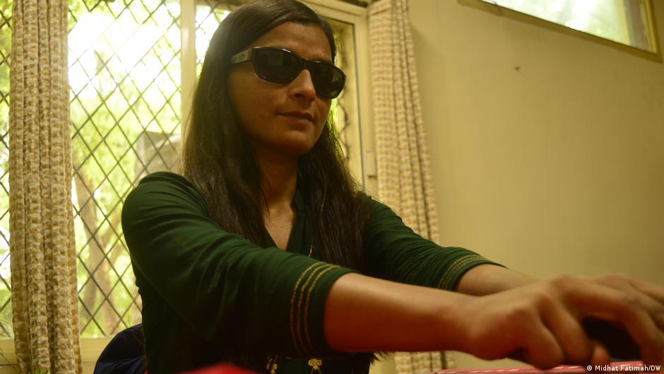 India: Blind women use touch to find and fight breast cancer – DW – 07 ...