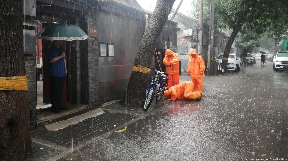 China: Typhoon Doksuri floods Beijing, thousands evacuated – DW – 07/31 ...