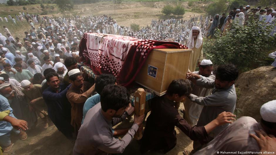 Pakistan blast: Death toll rises as families bury their dead – DW – 07 ...