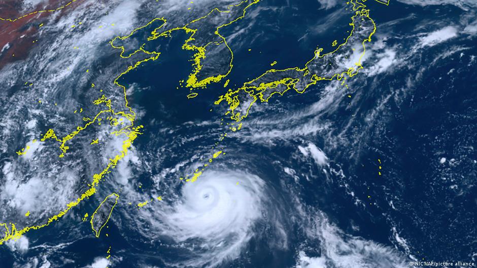 Un fuerte tifón avanza en dirección a Japón