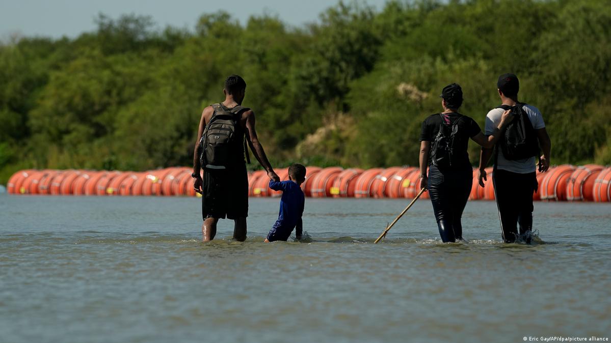 Body found in Texas floating barrier, says Mexico – DW – 08/03/2023
